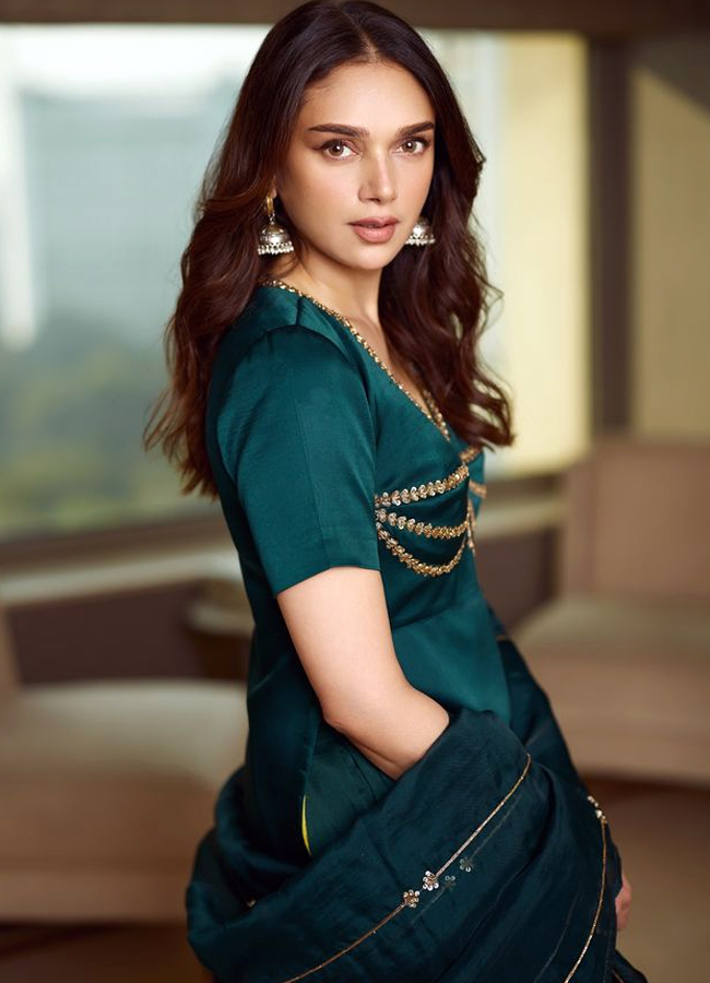 పెళ్లి తర్వాత మరింత గ్లామర్‌గా కనిపిస్తోన్న సిద్ధార్థ్ సతీమణి.. ఫోటోలు | Siddharth's wife adithi ...